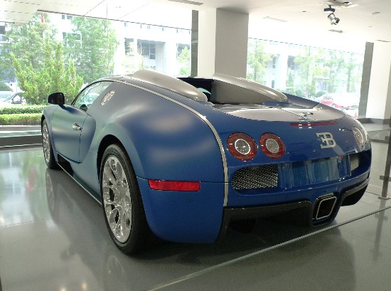 Spotted in China: Bugatti Veyron Bleu Centenaire