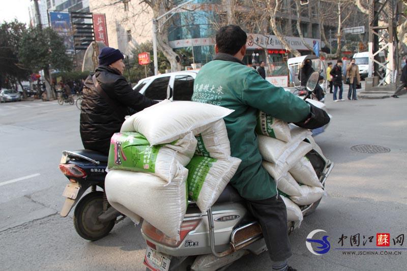 Transporting 12 Bags of Rice, the Chinese Way