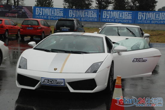 Super Car Club of China meets in Beijing for a ride