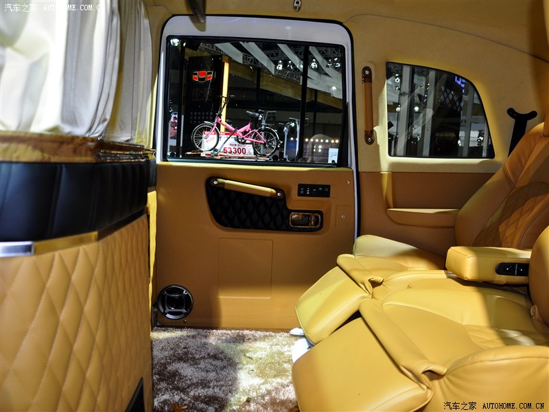 Geely Englon TX4 'London Taxi' becomes a Private Limousine in China