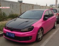 Volkswagen Golf GTI is pink & black and has a License in China