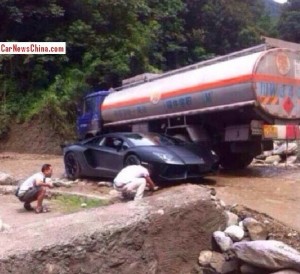 Lamborghini Aventador gets stuck on Rocks in China