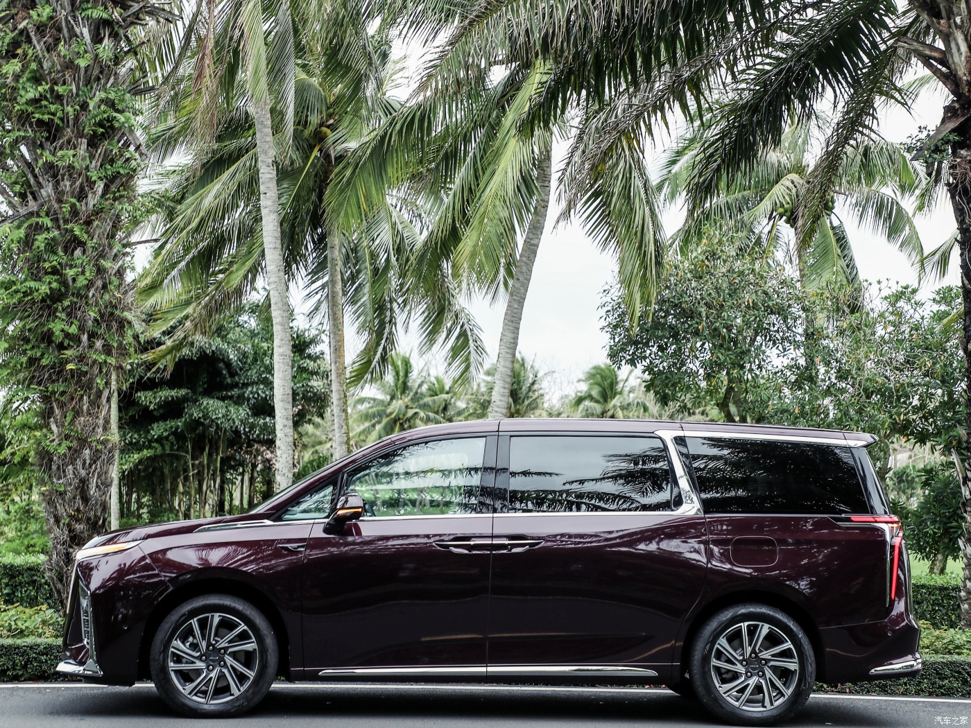 Maxus G90 Luxury MPV Launches in China in April