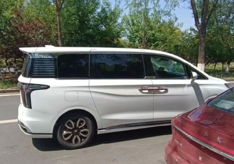 Hongqi HM9 MPV In The Flesh In China