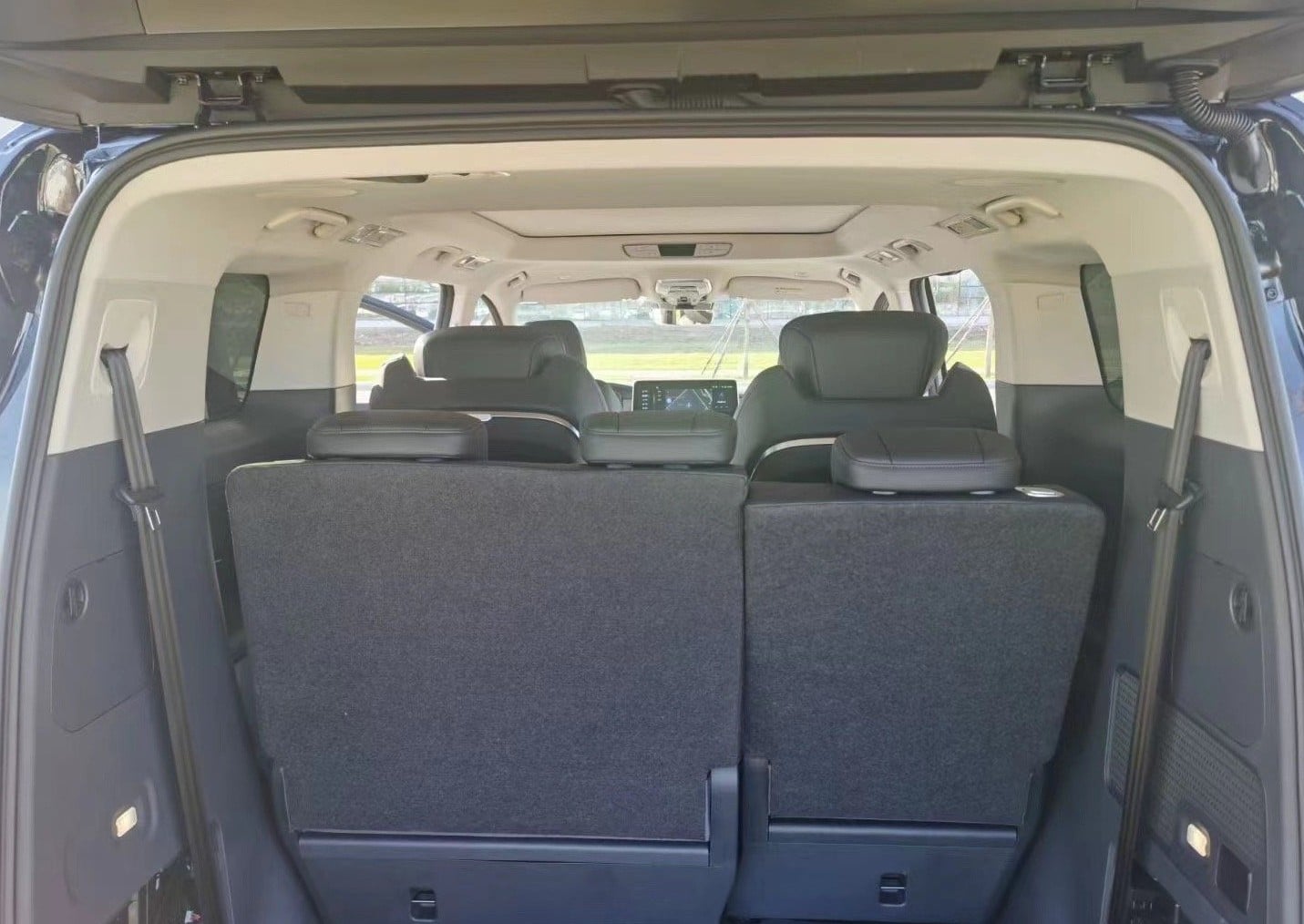 Hongqi HM9 MPV In The Flesh In China