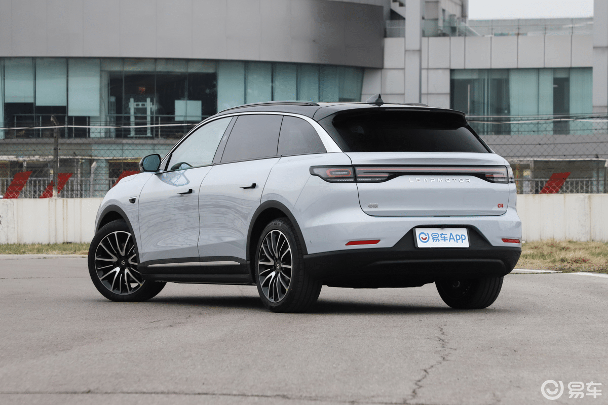 Leap Motor C11 EREV spotted at gas station