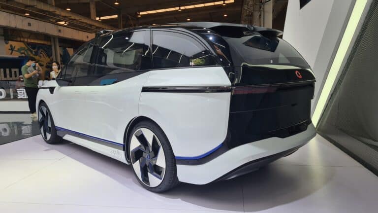 Exclusive First Look: Baidu RT6 Robotaxi L4 Autonomous MPV