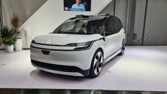 Exclusive First Look: Baidu RT6 Robotaxi L4 Autonomous MPV