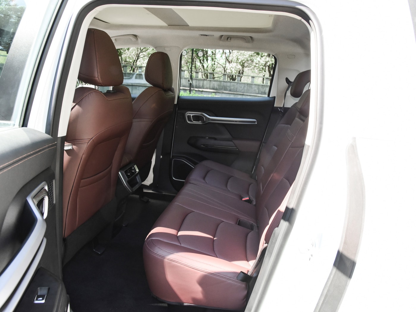 Radar R6 Electric Pickup Truck From All Sides In China