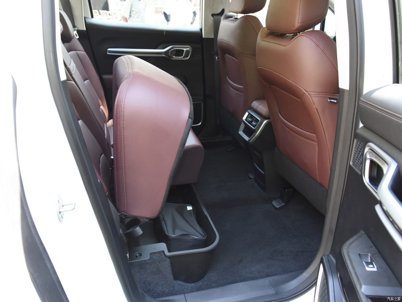 Radar R6 Electric Pickup Truck From All Sides In China