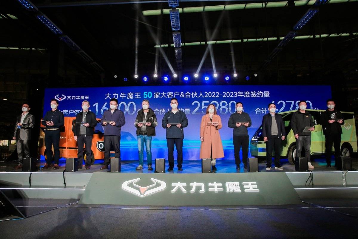 Derry Auto unveiled a new commercial EV brand and cool MPV in China