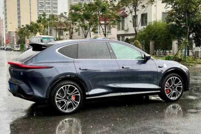 IM LS7 Electric SUV Seen On The Road In China