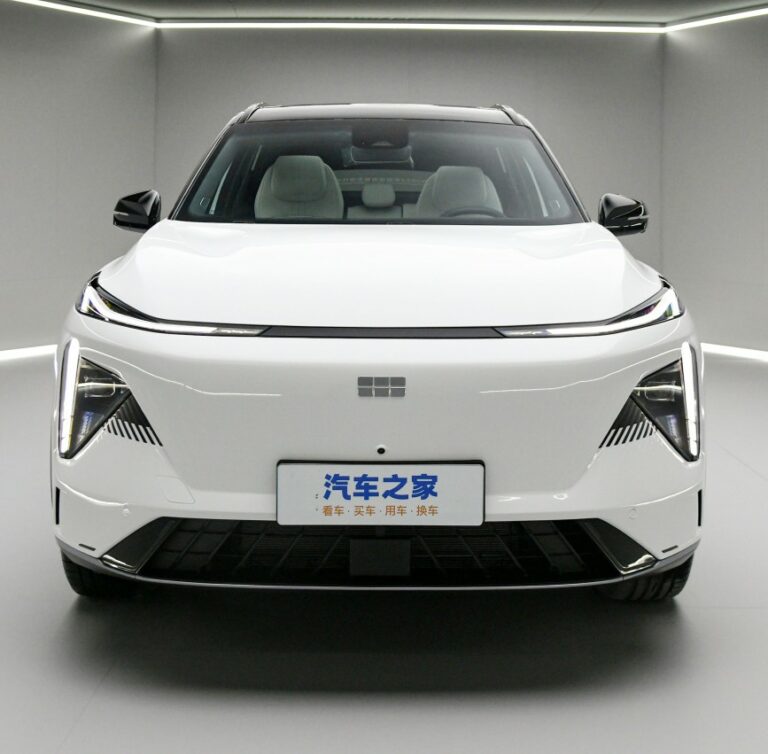 Geely Galaxy L7 PHEV SUV Seen From All Sides In China