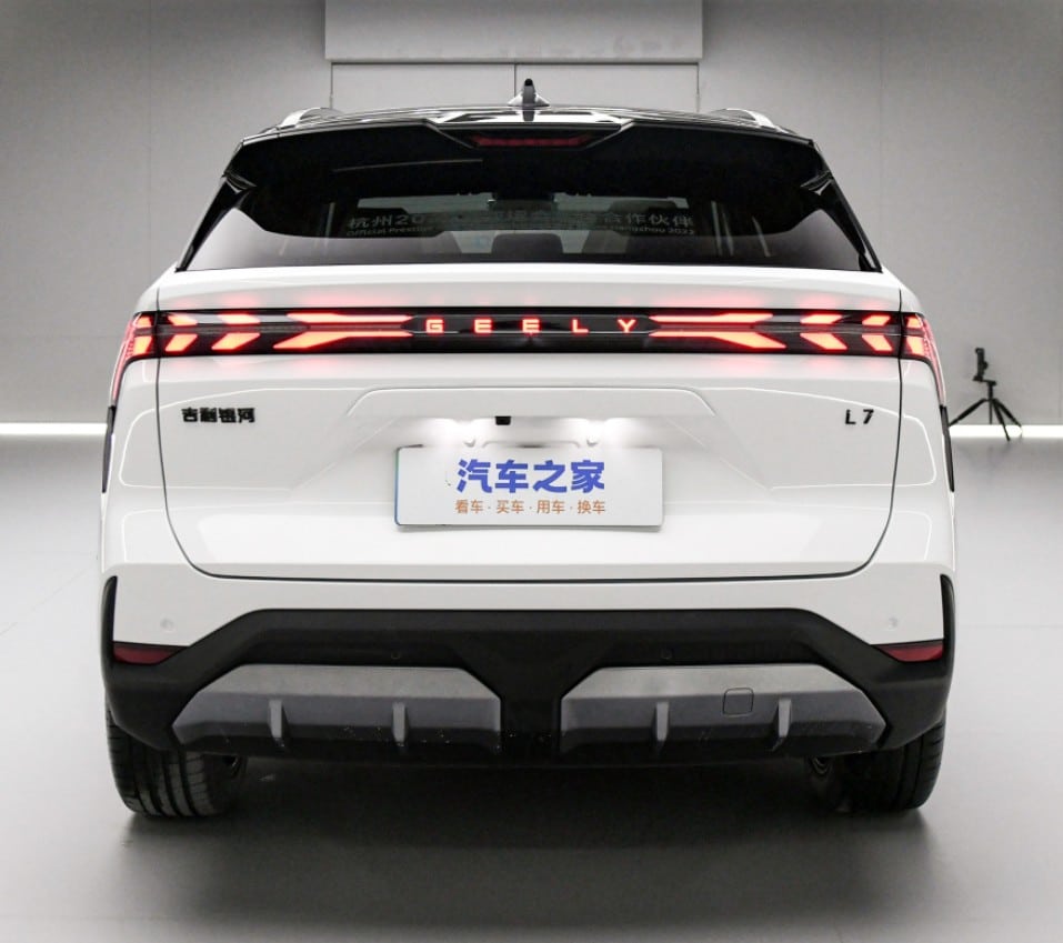 Geely Galaxy L7 PHEV SUV Seen From All Sides In China