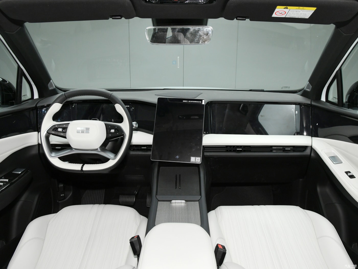 Geely Galaxy L7 PHEV SUV Seen From All Sides In China