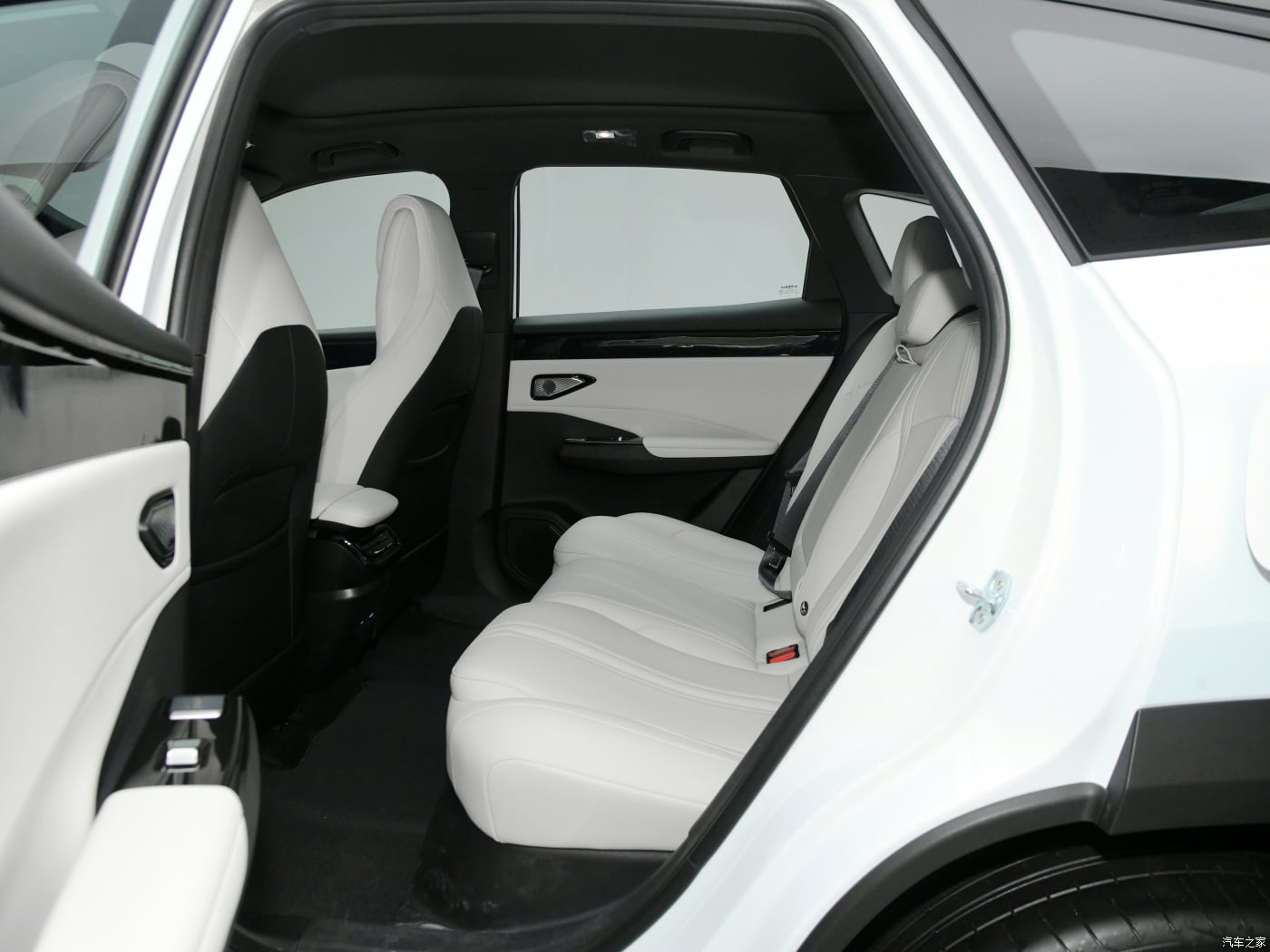 Geely Galaxy L7 PHEV SUV Seen From All Sides In China