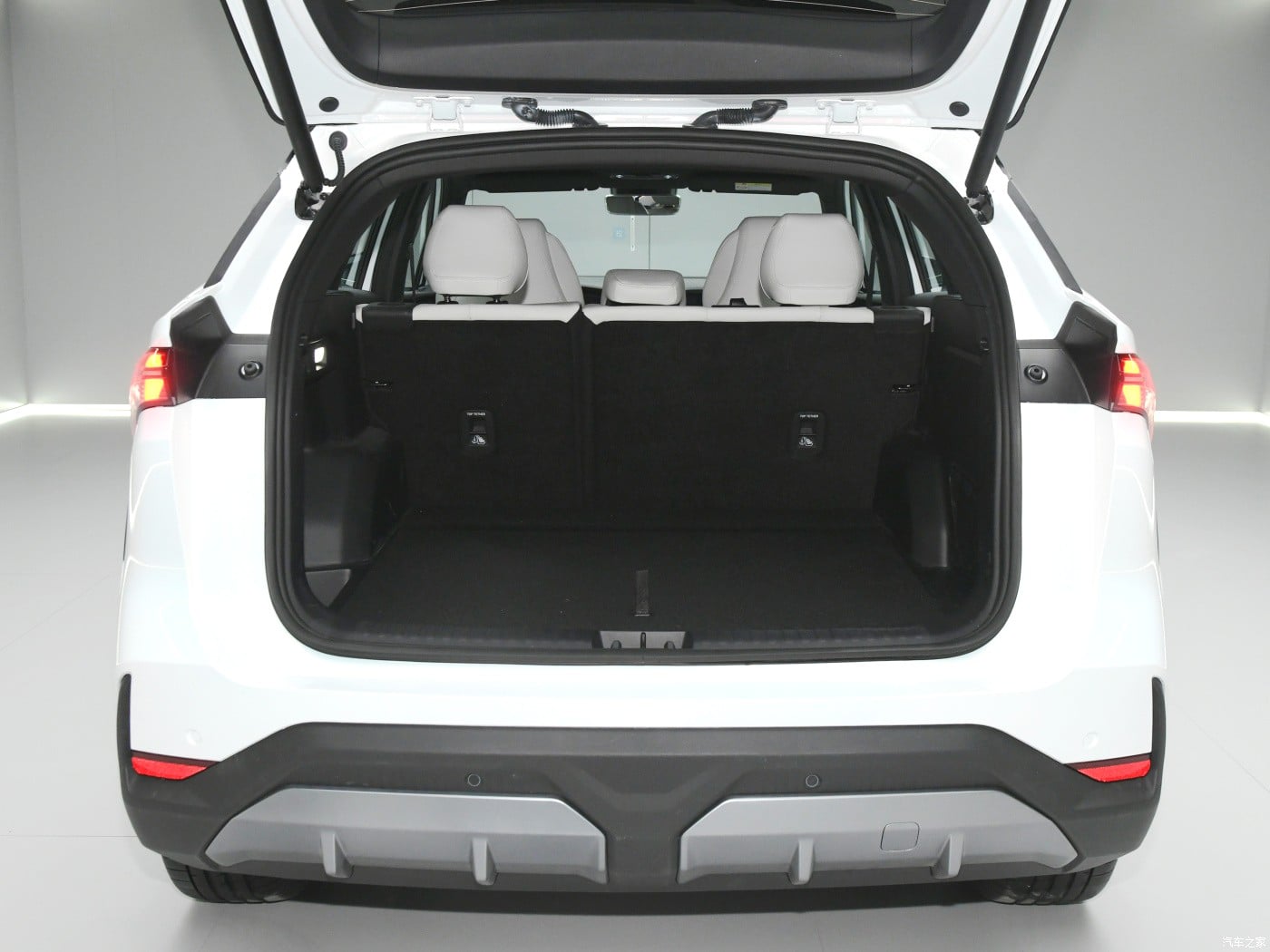 Geely Galaxy L7 PHEV SUV Seen From All Sides In China