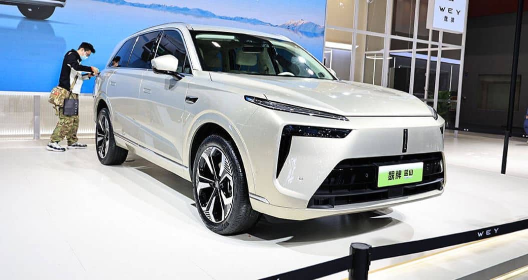 Wey Lanshan DHT-PHEV interior unveiled in China with a huge screen