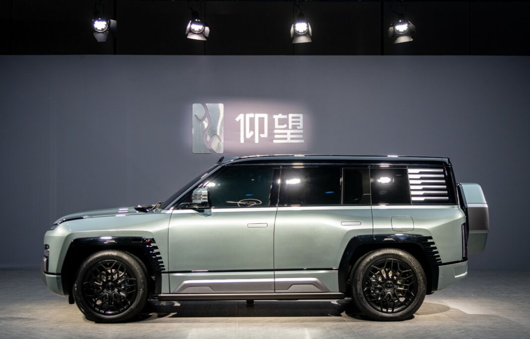 BYD Yangwang U8 interior unveiled with five screens, and surprisingly ...