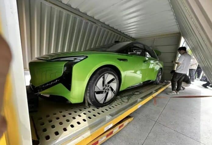 Hongqi E001 sedan EV with battery swap spied on its way to Shanghai ...