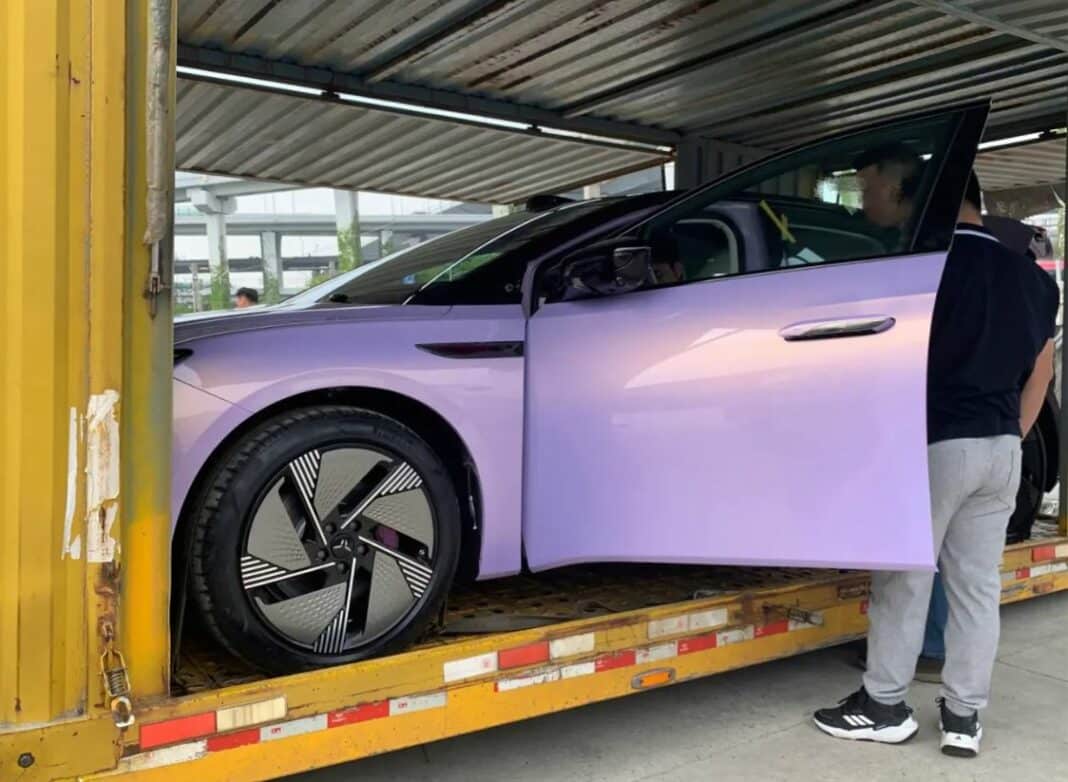 Hongqi E001 sedan EV with battery swap spied on its way to Shanghai ...