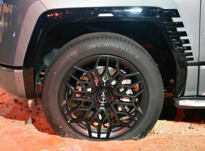 BYD's Yangwang U8 shows off at BYD technology conference