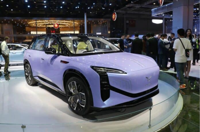 Hongqi E202 with 800V platform and swappable battery unveiled at ...