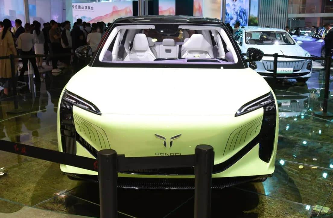 Hongqi E202 with 800V platform and swappable battery unveiled at ...