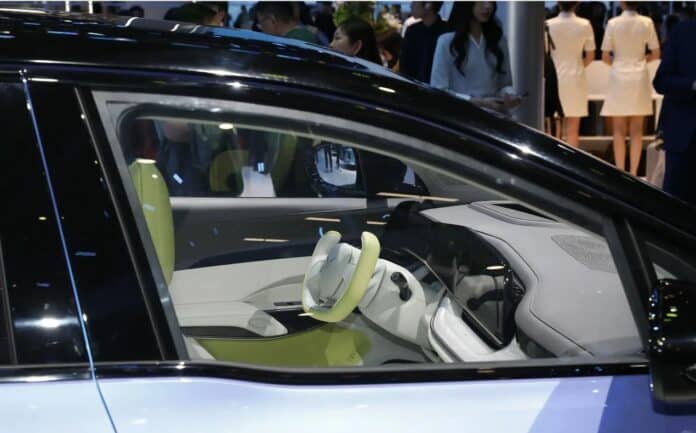 Hongqi E202 with 800V platform and swappable battery unveiled at ...