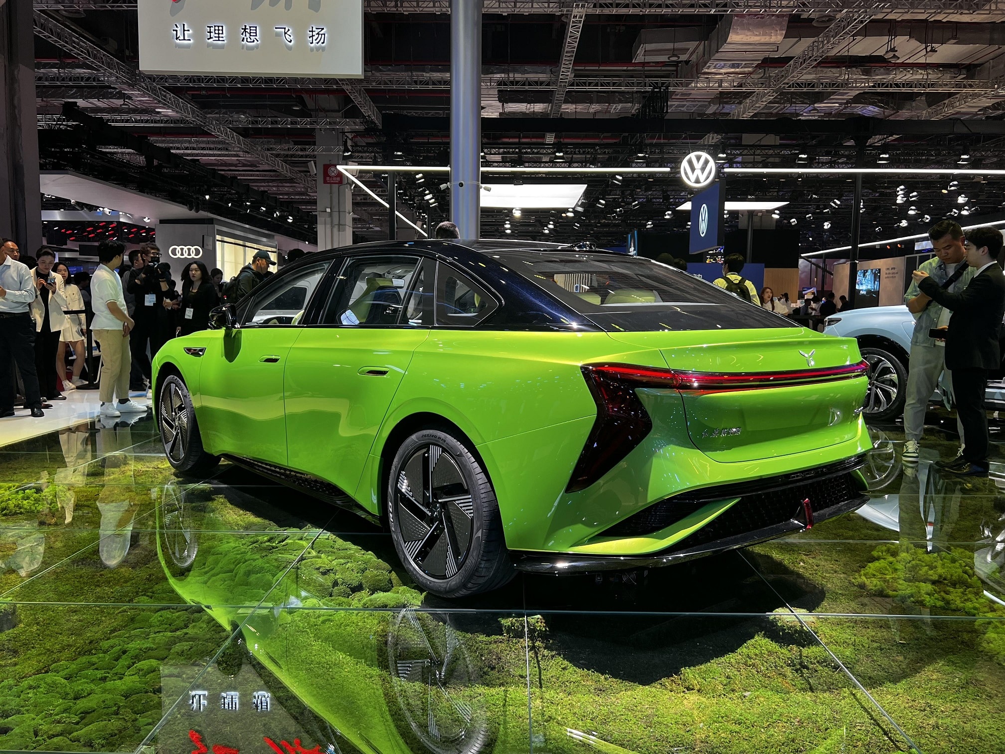 Hongqi E001 with a swappable battery debuted in Shanghai