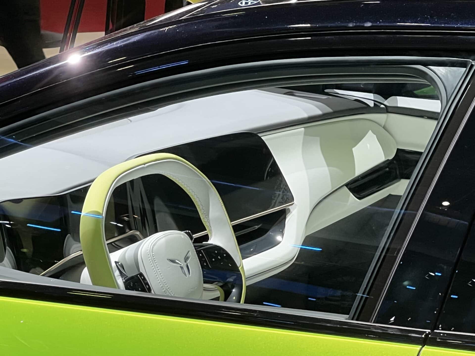 Hongqi E001 with a swappable battery debuted in Shanghai