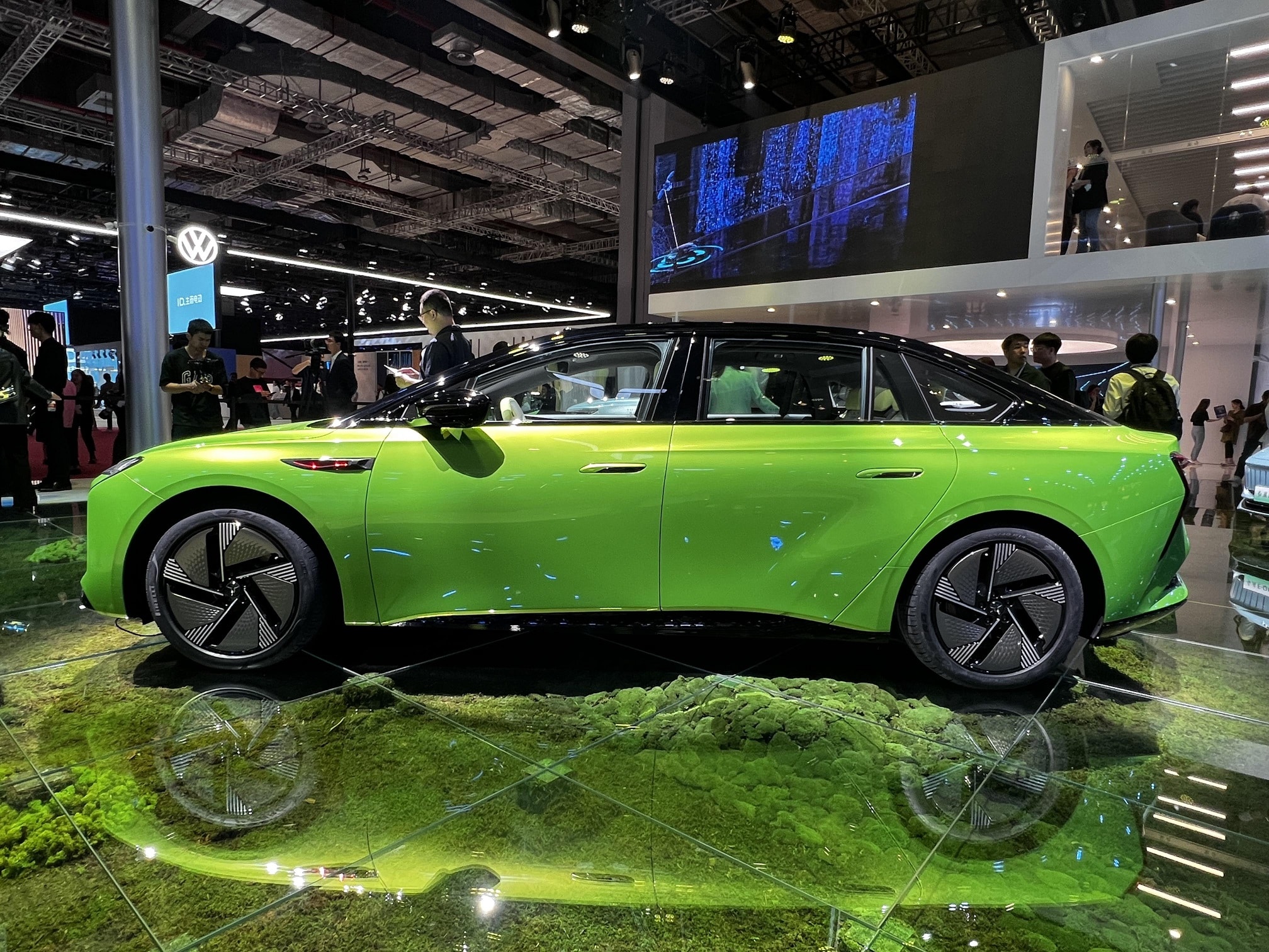 Hongqi E001 with a swappable battery debuted in Shanghai