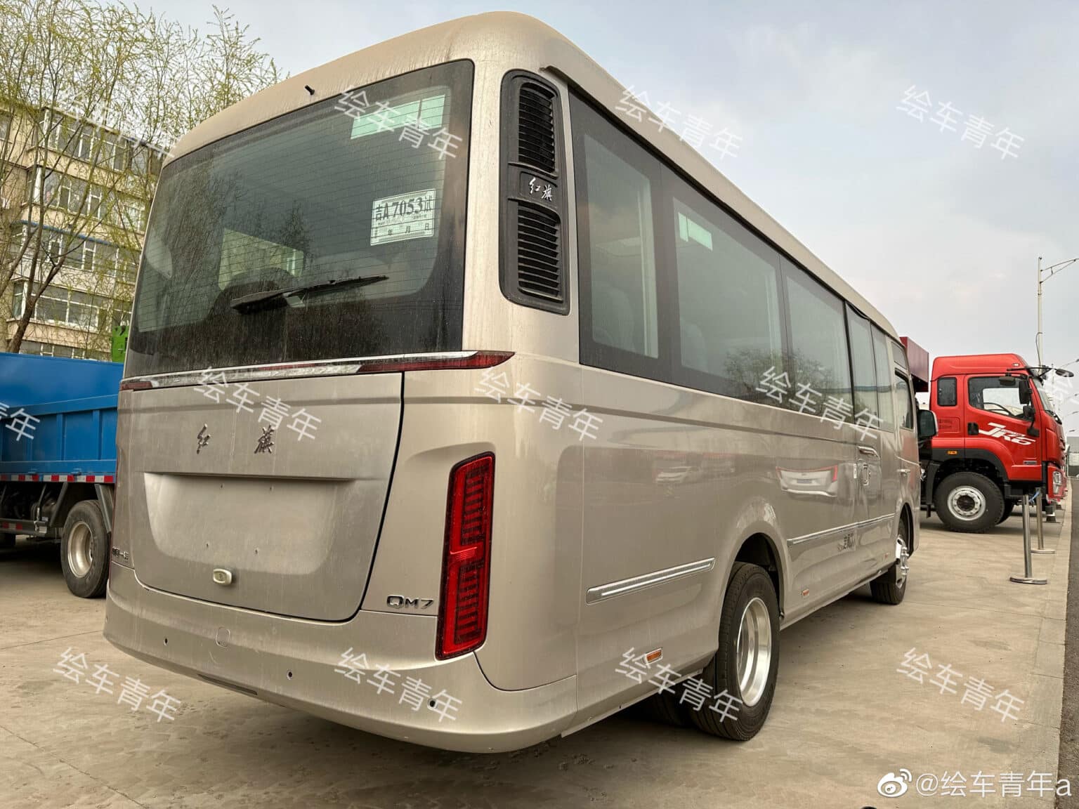 Hongqi QM7 is a luxurious bus with 23 seats and a V6 under the hood