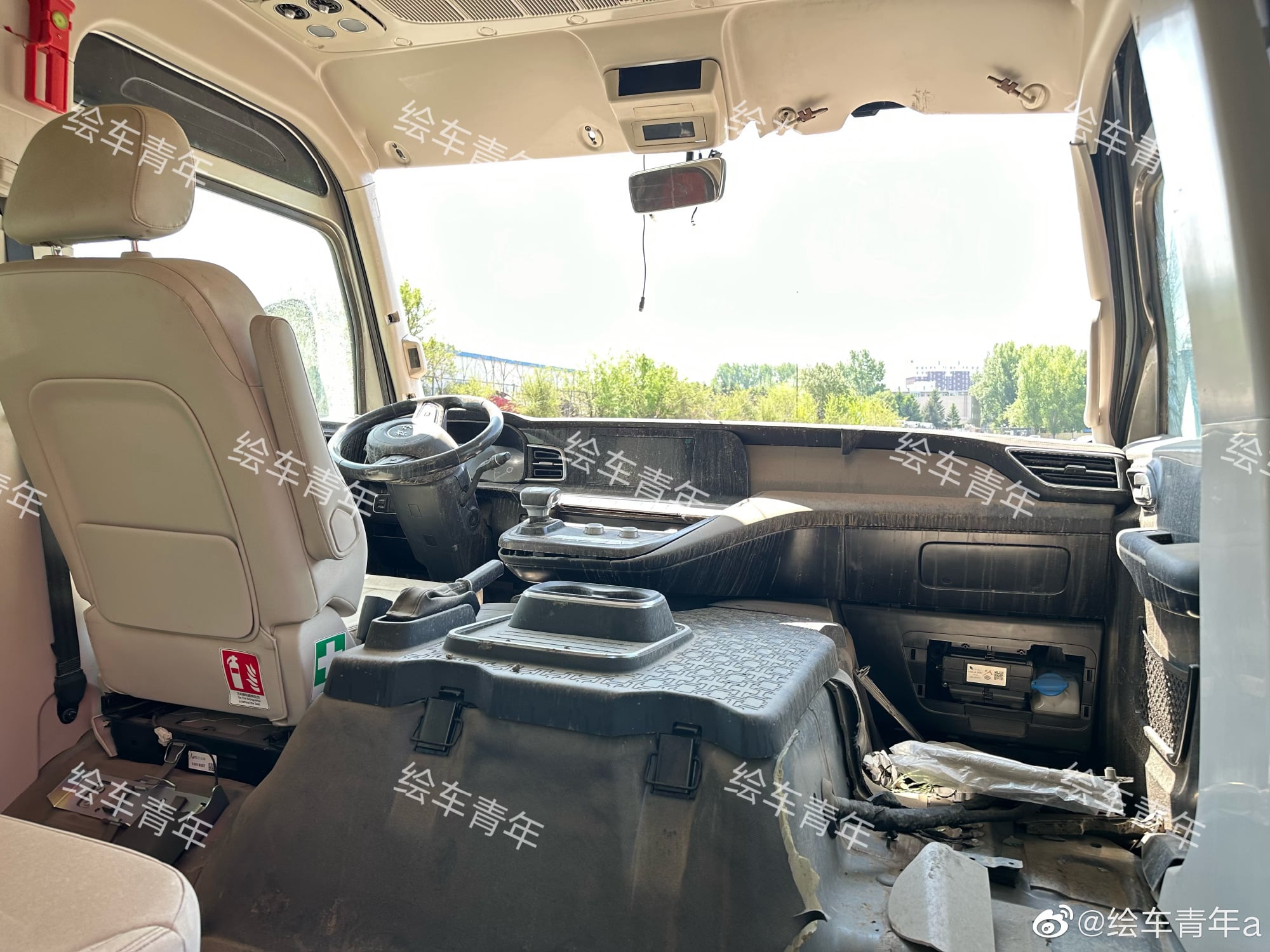 Hongqi QM7 is a luxurious bus with 23 seats and a V6 under the hood