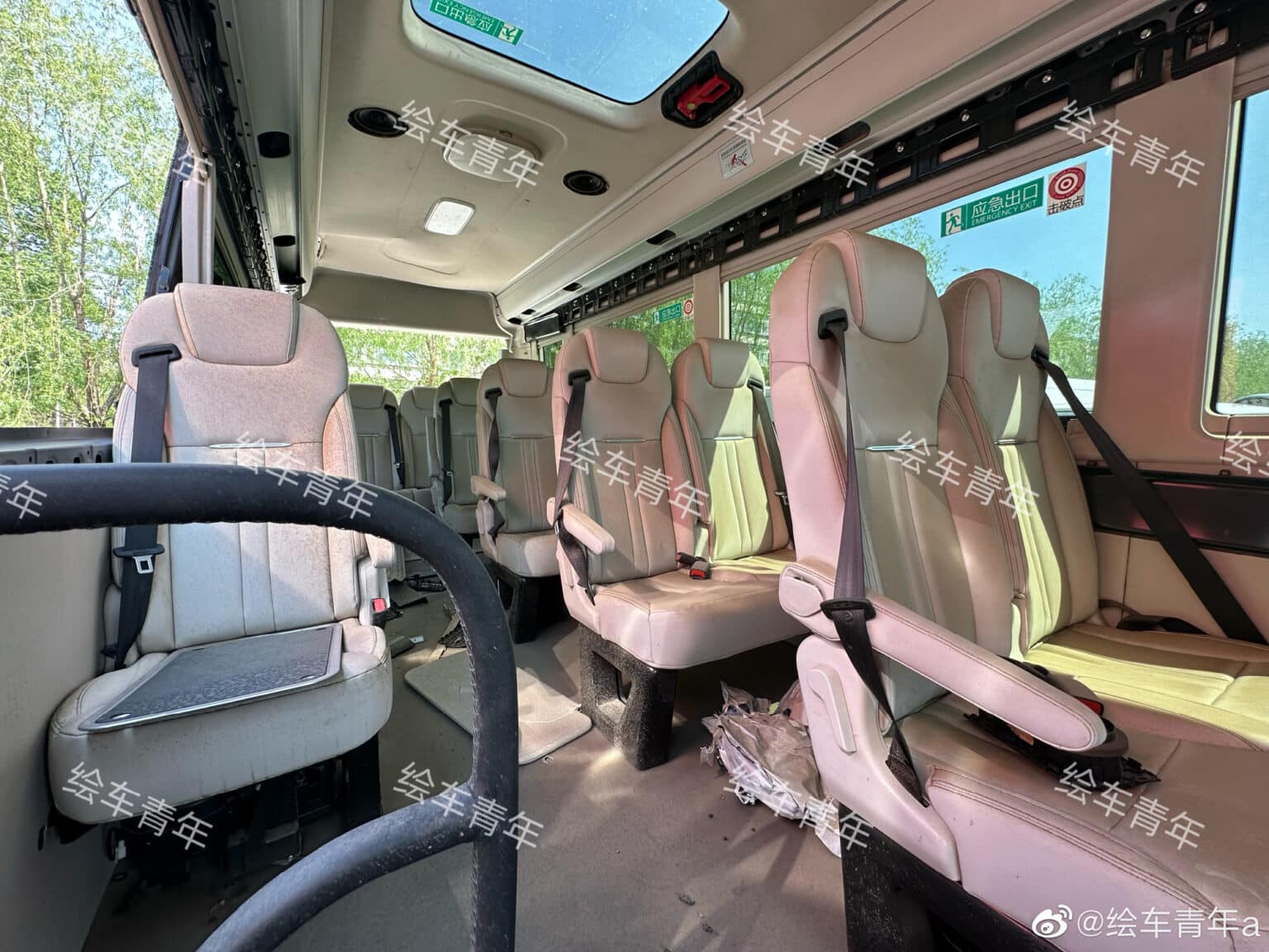 Hongqi QM7 is a luxurious bus with 23 seats and a V6 under the hood