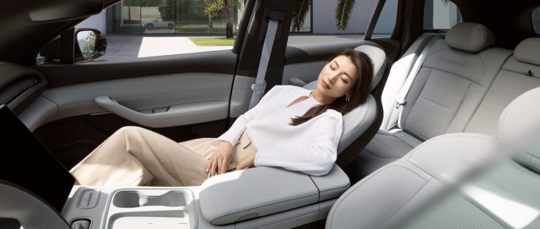 Nio launched the 2023 ES6 SUV, for 52,200 USD. 150 kWh semi-solid ...