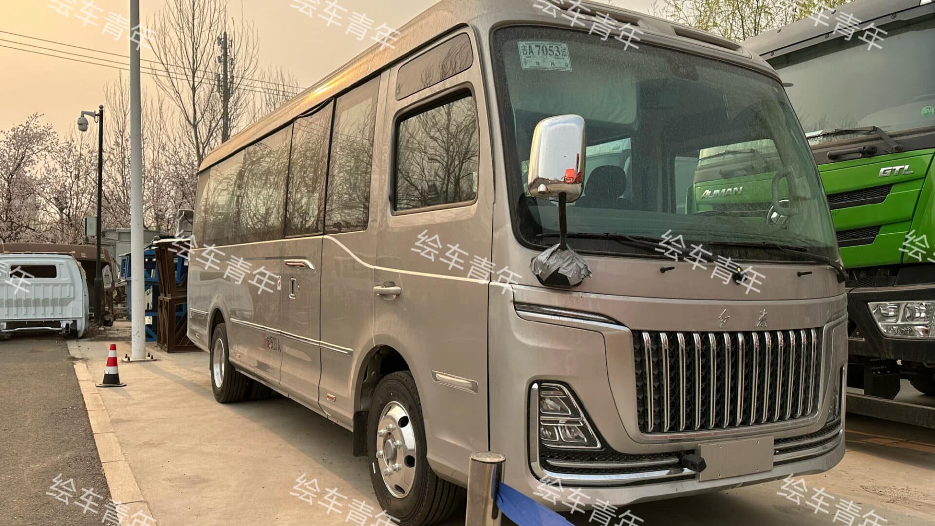 Hongqi QM7 is a luxurious bus with 23 seats and a V6 under the hood