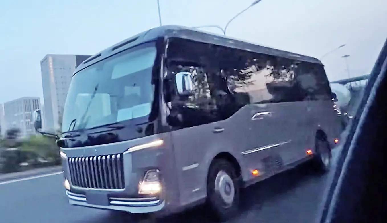 Hongqi QM7 is a luxurious bus with 23 seats and a V6 under the hood