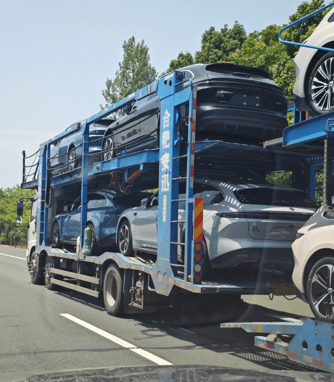 Nio ET5 Touring spotted on a trailer in China. Ready for deliveries