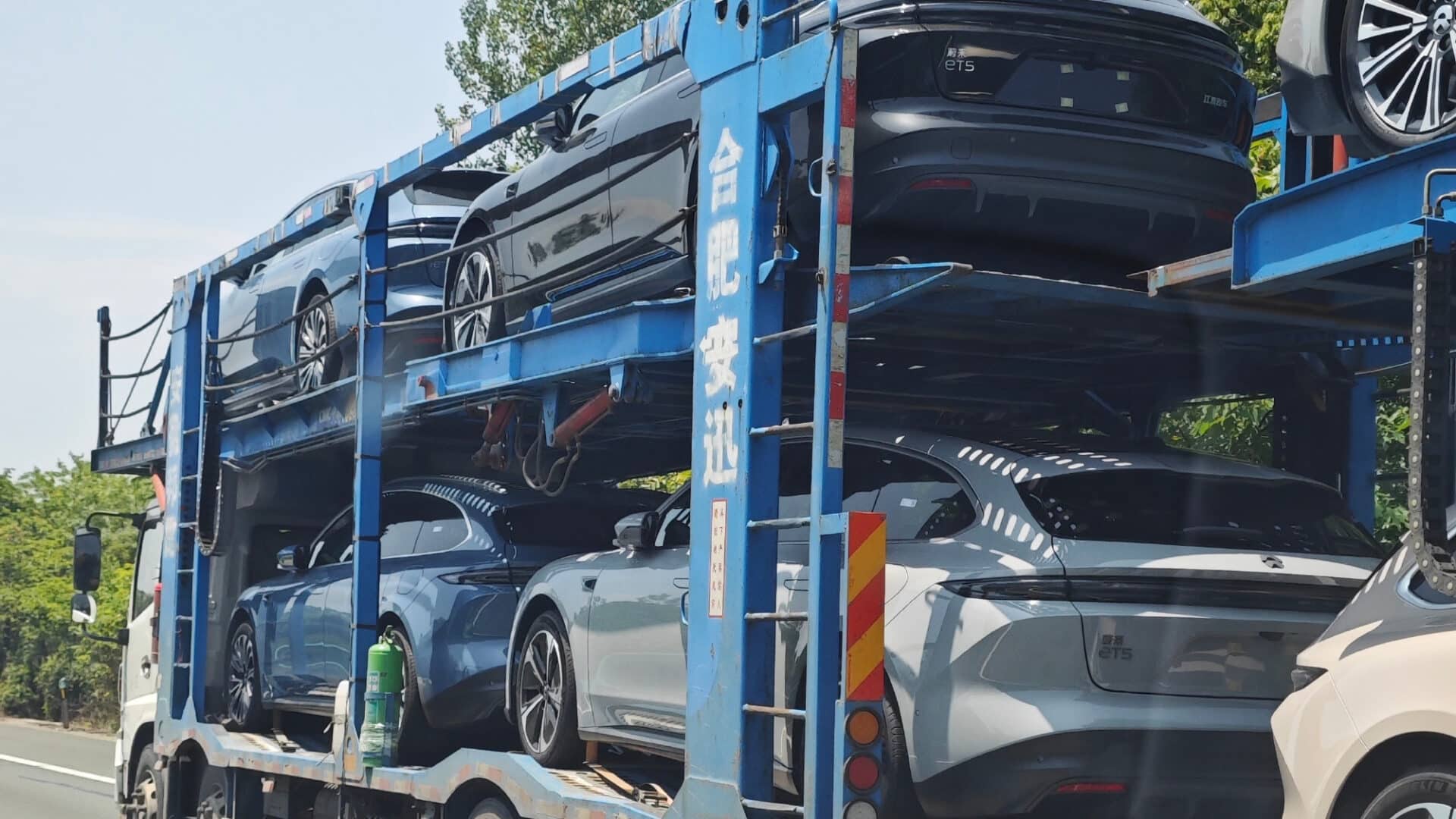 Nio ET5 Touring spotted on a trailer in China. Ready for deliveries