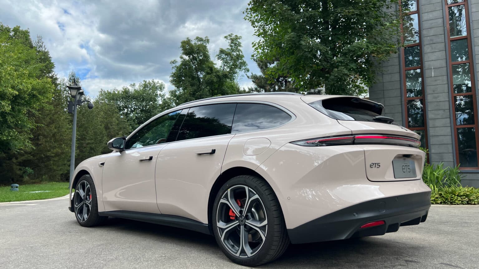 Nio ET5 Touring hits delivery centers in China. Officially launch on June 15