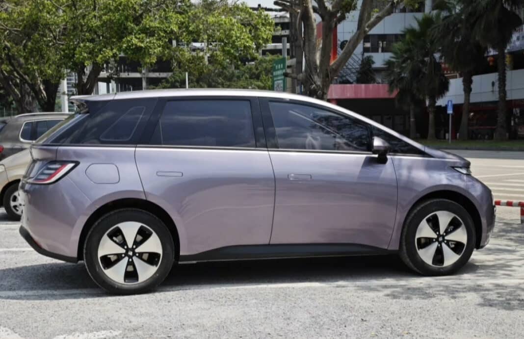 Baojun Yunduo more specs and interior shots leaked. To rival BYD Dolphin