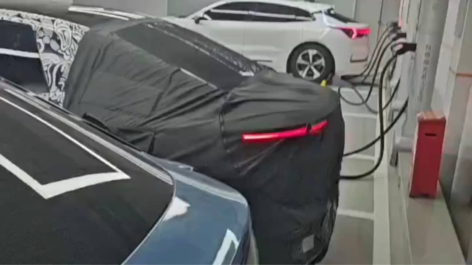 Zeekr CS1E from Geely was spotted in China with 3 LiDAR sensors. To debut in August