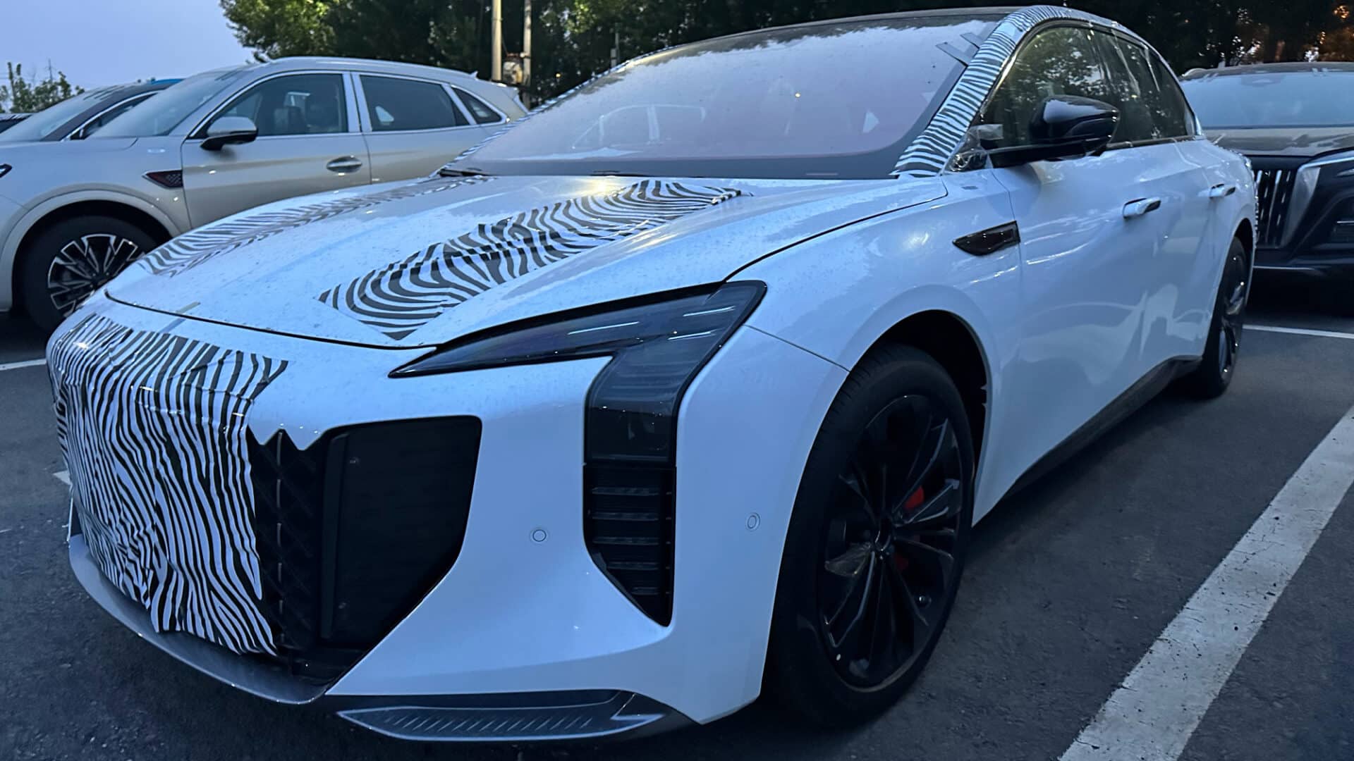 Production version Hongqi E001 spied in China. 619 hp and swappable battery