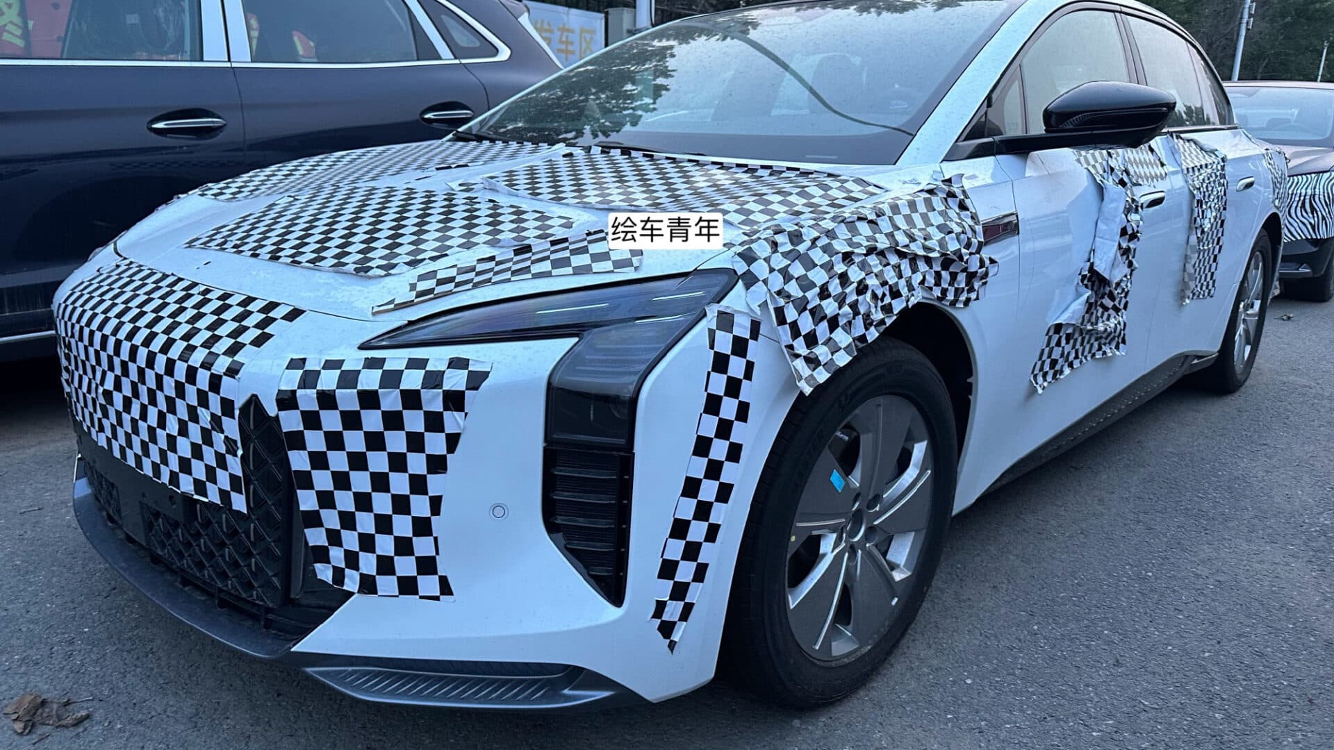 Production version Hongqi E001 spied in China. 619 hp and swappable battery