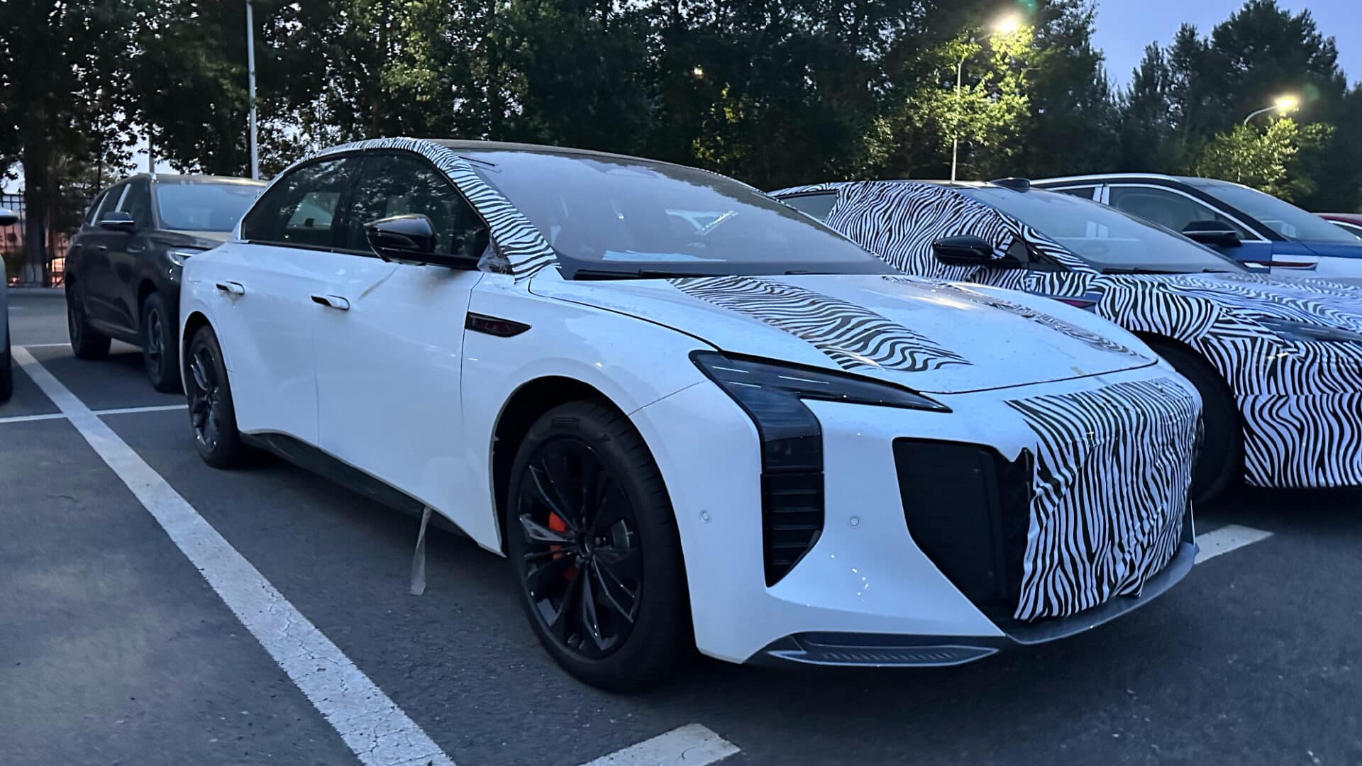 Production version Hongqi E001 spied in China. 619 hp and swappable battery