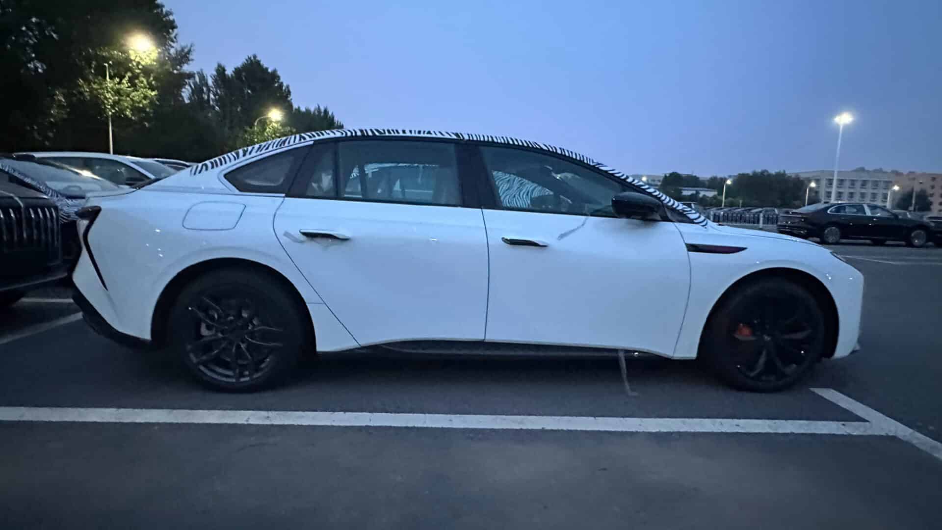 Production version Hongqi E001 spied in China. 619 hp and swappable battery