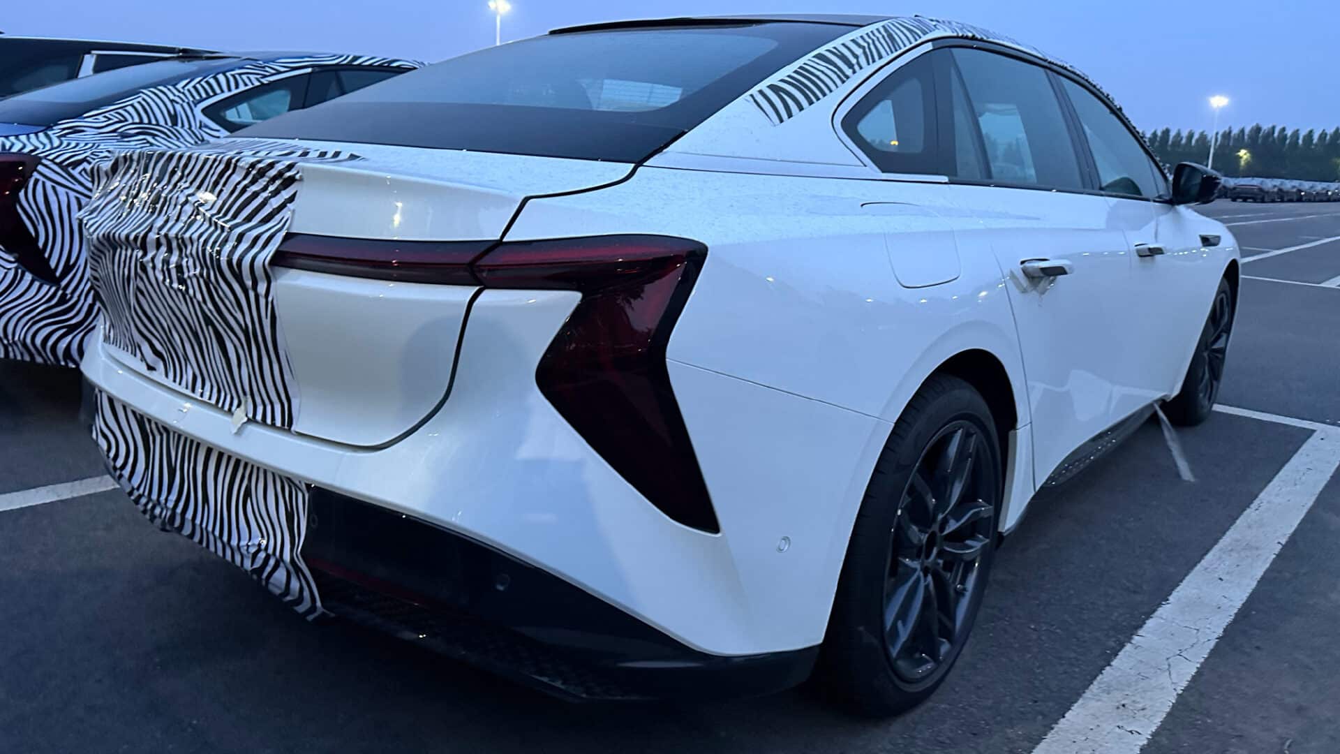 Production version Hongqi E001 spied in China. 619 hp and swappable battery