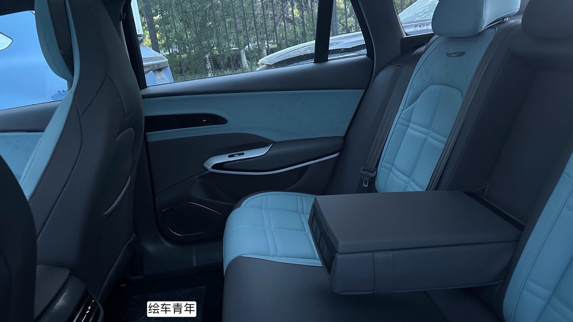 Production version Hongqi E001 spied in China. 619 hp and swappable battery