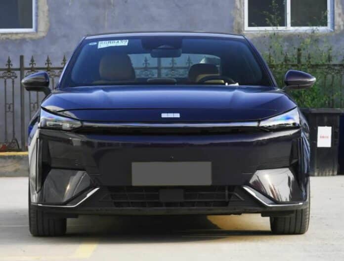 Geely Galaxy L6 sedan arrived at dealers in China with 1,370 km comprehensive range